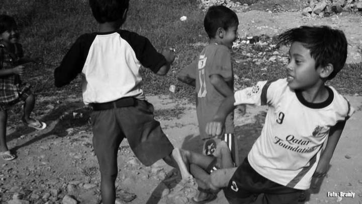 Adu Keseimbangan dan Ketangkasan Melalui Permainan Perepet Jengkol ...