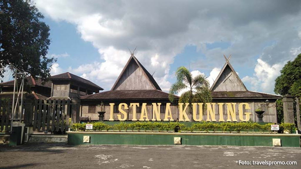 Pesona Budaya dan Wisata Istana Kuning - Koropak.Co.ID